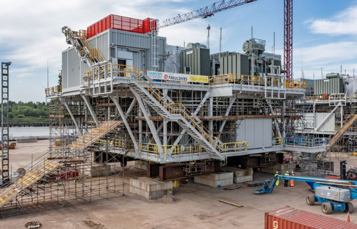 Load out of offshore transmission topsides destined for Moray West | 4C ...