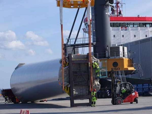 Mukran Port handles Arkona turbine towers | 4C Offshore News